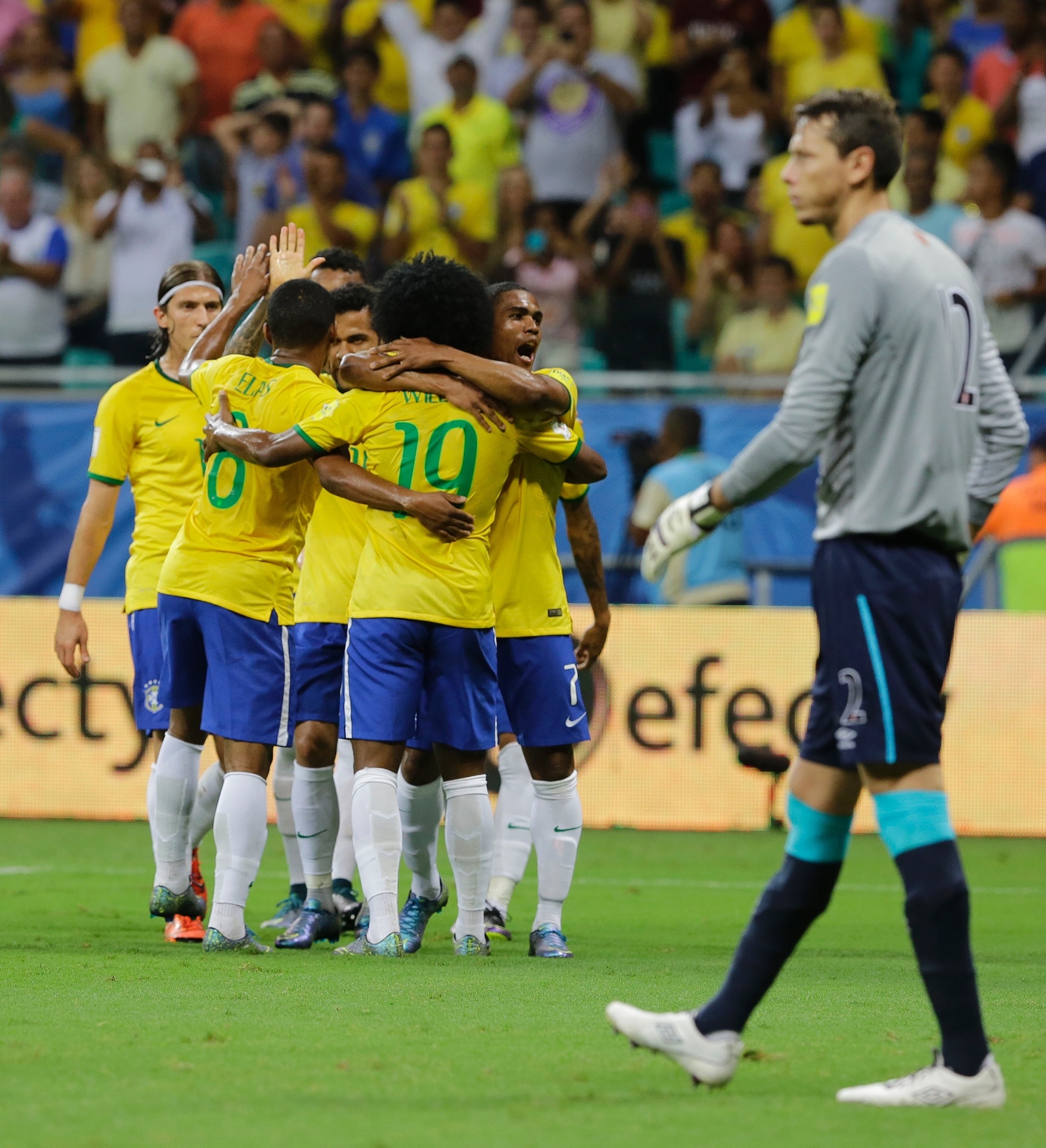 Dunga muda time, e Douglas Costa comanda vitória brasileira contra o ...