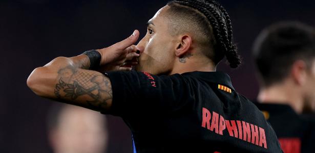 Raphinha marca, Barcelona vence Benfica com um a menos e sai na frente