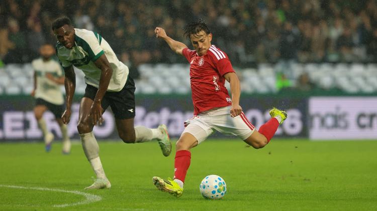 Inter arranca empate no fim com Coxa em jogo com lambança e lei do ex
