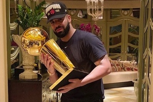 Rapper Drake posa com troféu da NBA após título do Toronto Raptors
