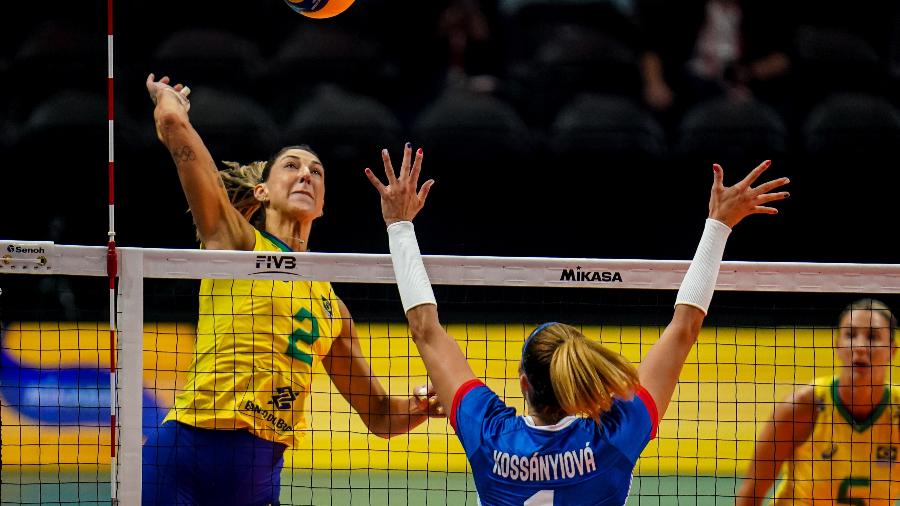 Carol Gattaz Do Vôlei Destaca Corpaço De Fio Dental Branco