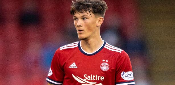 Mercado da Bola: Liverpool contrata joia escocesa Calvin Ramsay