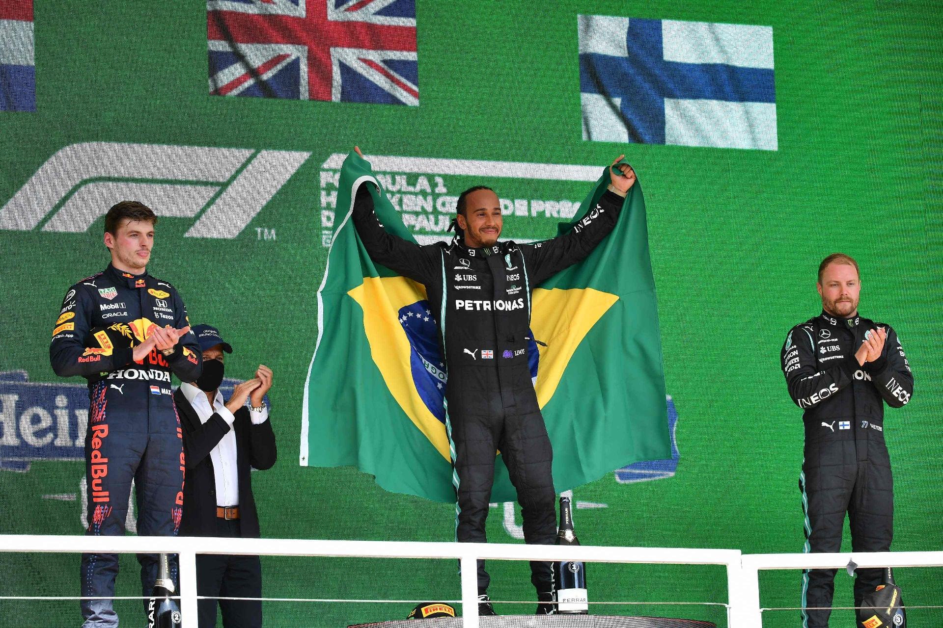 Hamilton vence em São Paulo, pega bandeira do Brasil e homenageia Senna ...