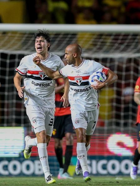 Lucas volta a marcar e cria dúvida para Crespo na Libertadores