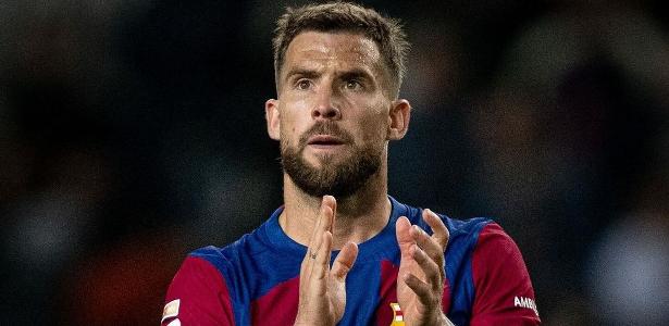 Barcelona anuncia saída do zagueiro espanhol Iñigo Martínez