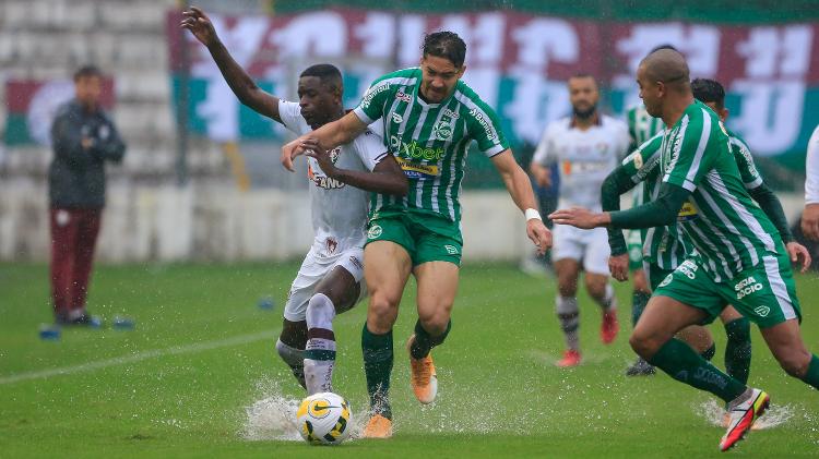 Juventude supera campo encharcado, bate Flu e deixa Z-4 do Brasileiro
