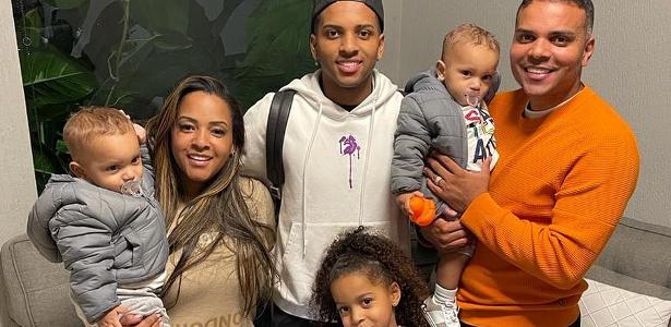 Rodrygo posa pela primeira vez em família com filhos gêmeos