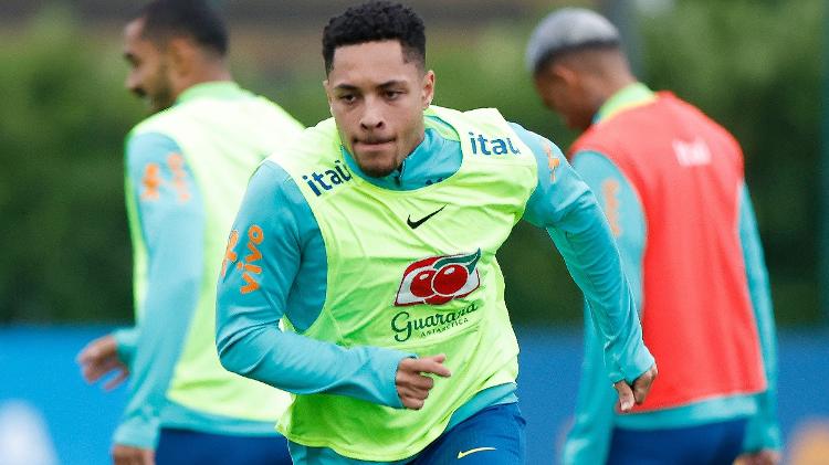 Palmeiras avisa mercado que não vende Vitor Roque agora; Copa é ameaça