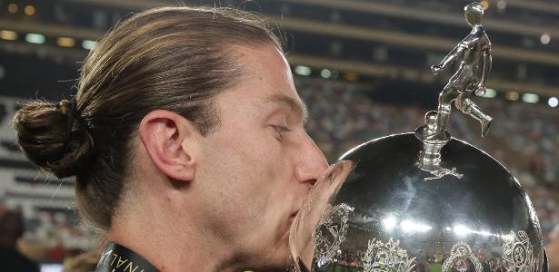 Mattos: Filípe Luís traz esperança de nova escola no futebol nacional