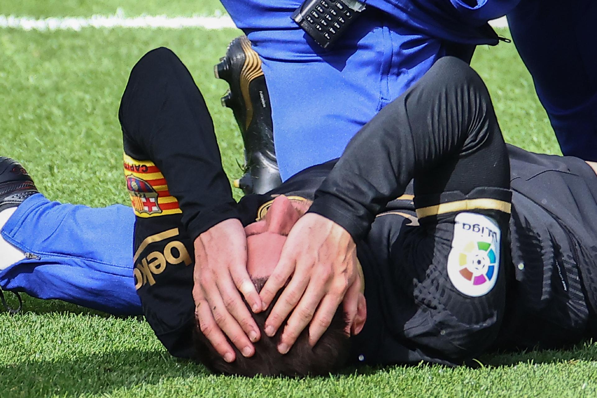 Messi leva entrada dura em vitória do Barcelona; veja imagens