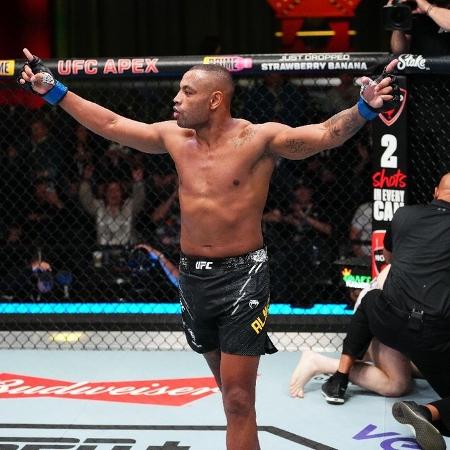 Ex-rival de Poatan, César Almeida estreia no UFC e vence de virada