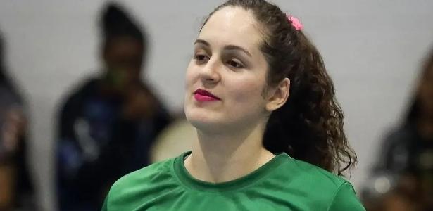 Futuro do handebol brasileiro, Kelly pegava estrada por 24h para jogar