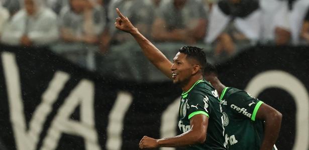 Rony 'imita' Real e usa escudo do Corinthians Cabeçuda antes do Dérbi