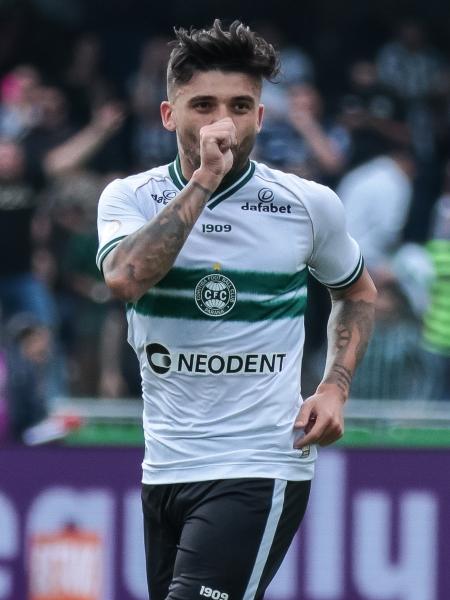 Vasco encaminha contratação de Victor Luís, lateral ex-Palmeiras