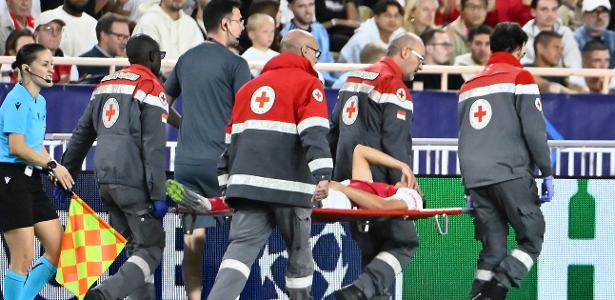 Convocado por Ancelotti, Vanderson sente lesão e sai de campo chorando