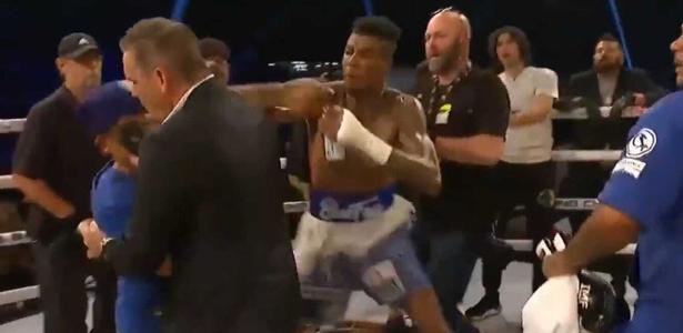 Fã sobe ao ring após luta entre tik toker e rapper e provoca briga
