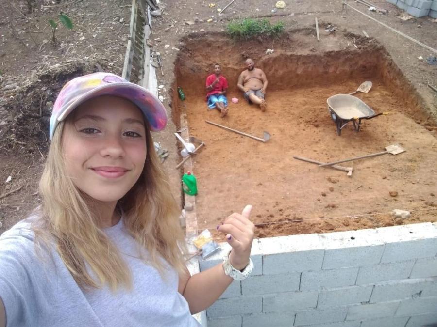 Skatista ganha pista de presente construída pelos próprios pais