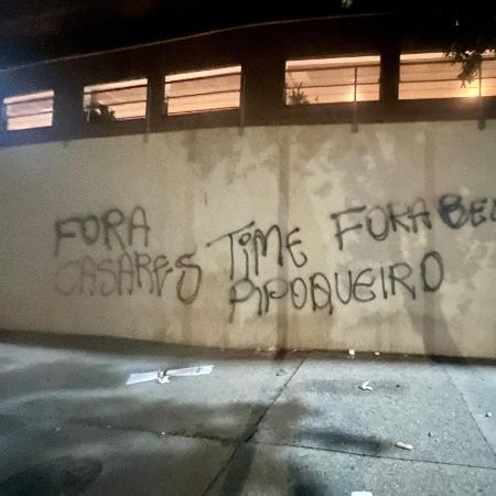 Torcida do São Paulo picha muro do Morumbis contra diretoria após queda