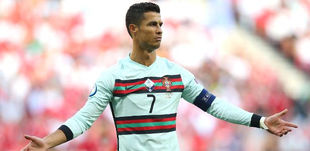 CR7 marca dois em vitória de Portugal, e web não perdoa: 'Bebam água'
