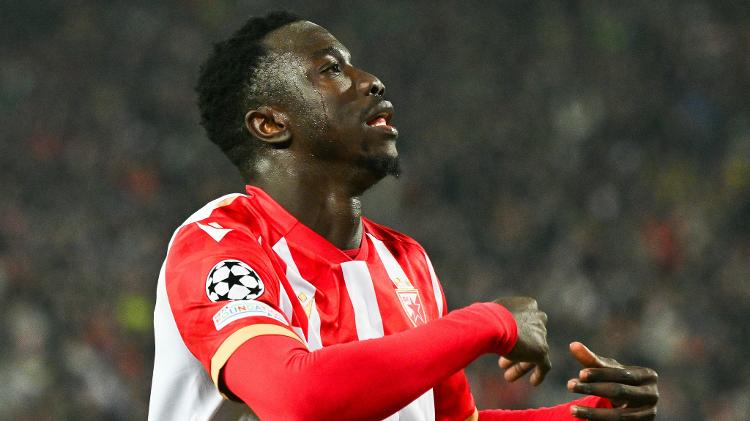 Barcelona goleia Estrela Vermelha com shows de Raphinha e Lewandowski