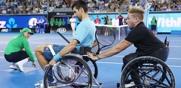 Djokovic sofre para jogar em cadeira de rodas e leva baile de ...