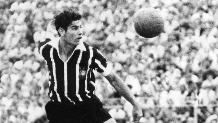 Ninguém jogou mais bola com a camisa corintiana do que Roberto Rivellino