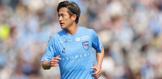 Aos 53 anos, Kazu renova com time japonês por mais uma temporada - 11 ...