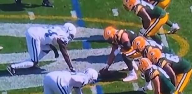 NFL: atleta dos Packers vomita na bola antes do início de jogada; veja