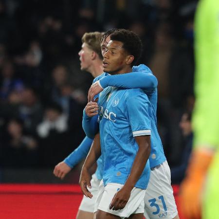 Napoli vence a Atalanta e dorme na liderança do Italiano