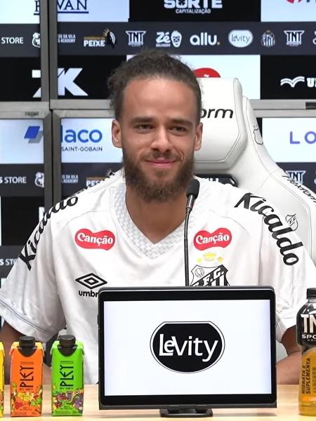 Brahimi diz como prefere jogar e mira estreia no Santos