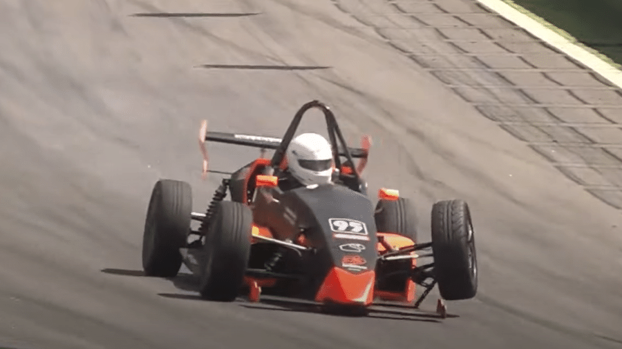 Fórmula Evo: Piloto vence corrida só com três rodas em Interlagos