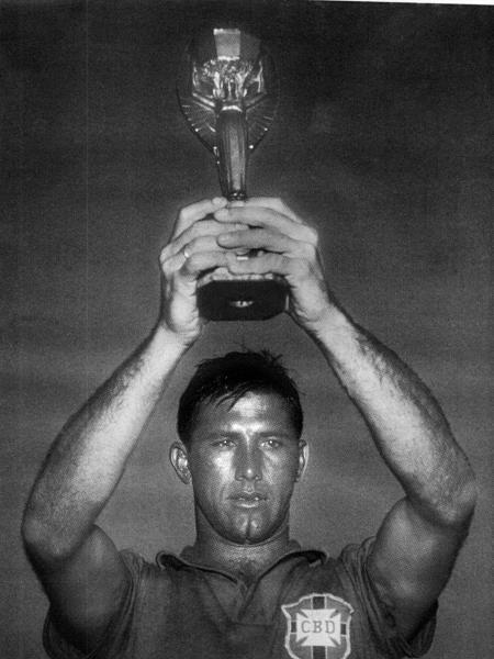 Bellini: quem foi o primeiro capitão campeão da Copa pela seleção