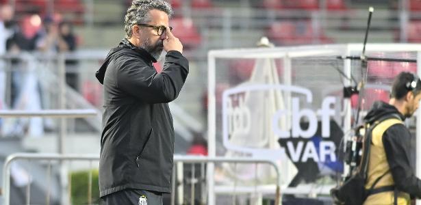 Cléber Xavier é demitido do Santos após vexame contra o Vasco