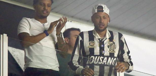 Com camisa retrô, Neymar vê classificação do Santos ao lado de Rodrygo