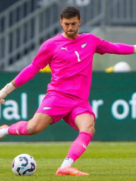 Copa: goleiro da Nova Zelândia ficou famoso por xixi em campo