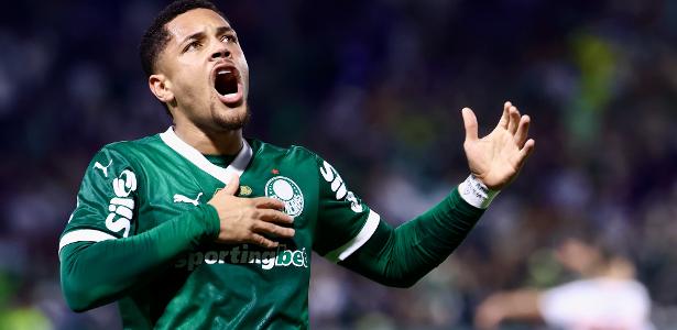 Vitor Roque faz nos acréscimos, Palmeiras bate São Paulo e é líder isolado
