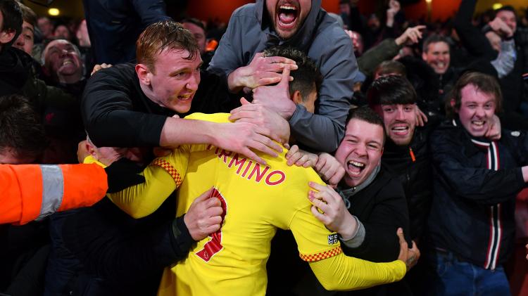 Firmino marca, Liverpool vence Arsenal e pressiona City