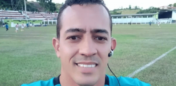 Árbitro é agredido com voadora em jogo em Minas Gerais; veja vídeo