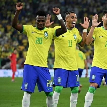 TV americana coloca Raphinha e Vini Jr. entre os 25 melhores da Copa
