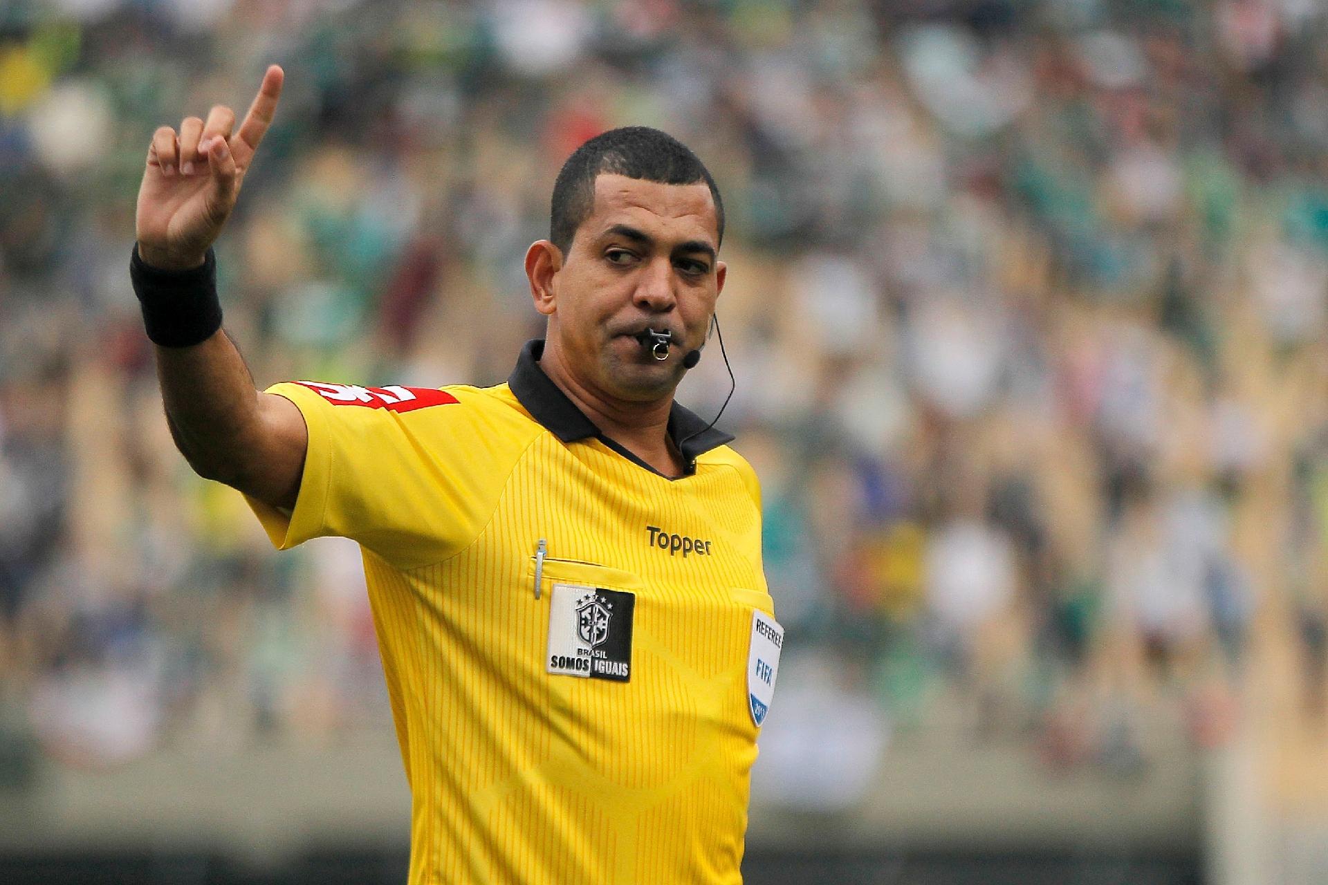 Árbitros de futebol: veja as profissões dos principais juízes do país