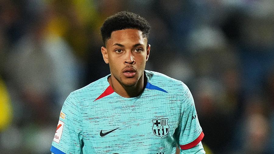 Vitor Roque chorou após erros em treino do Barça, diz Raphinha