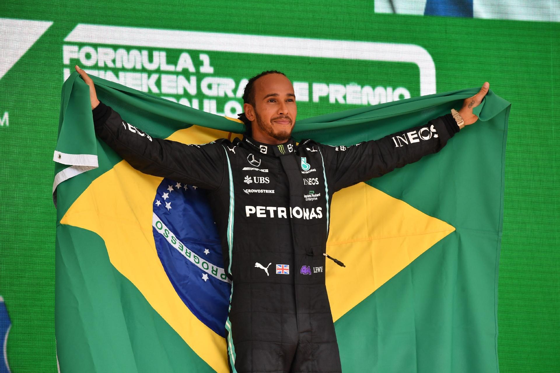 Hamilton vence em São Paulo, pega bandeira do Brasil e homenageia Senna ...