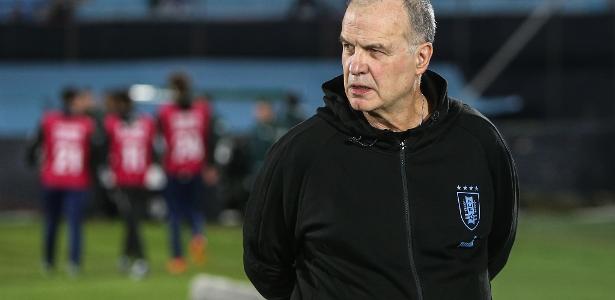 Linha, caixa de papéis e balde: as loucuras de Marcelo Bielsa