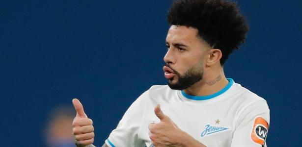 Claudinho chapela zagueiro dentro da área e faz golaço na Rússia; veja