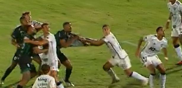 Maringá reclama de pênalti não marcado contra Atlético-MG em empate