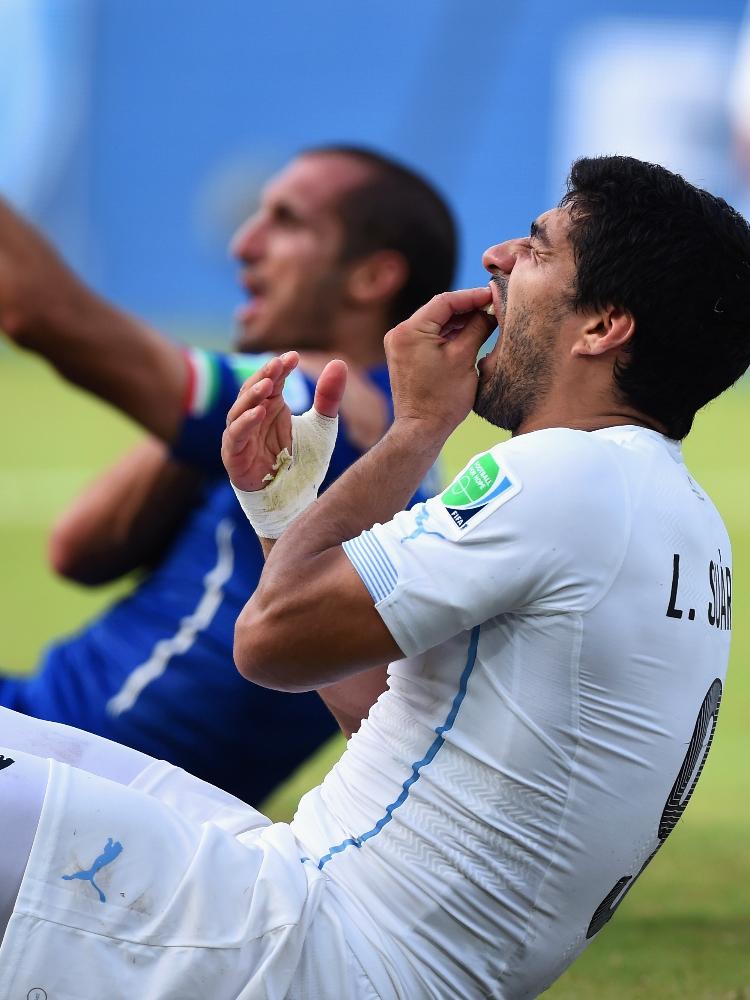 Mordidas no futebol: Relembre Suárez, Sheik e mais