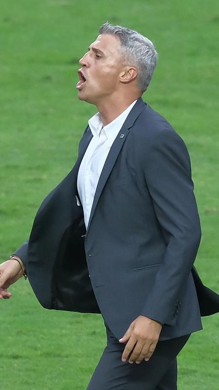 Crespo transforma SPFC após fracasso em 2020 e leva taça em três meses