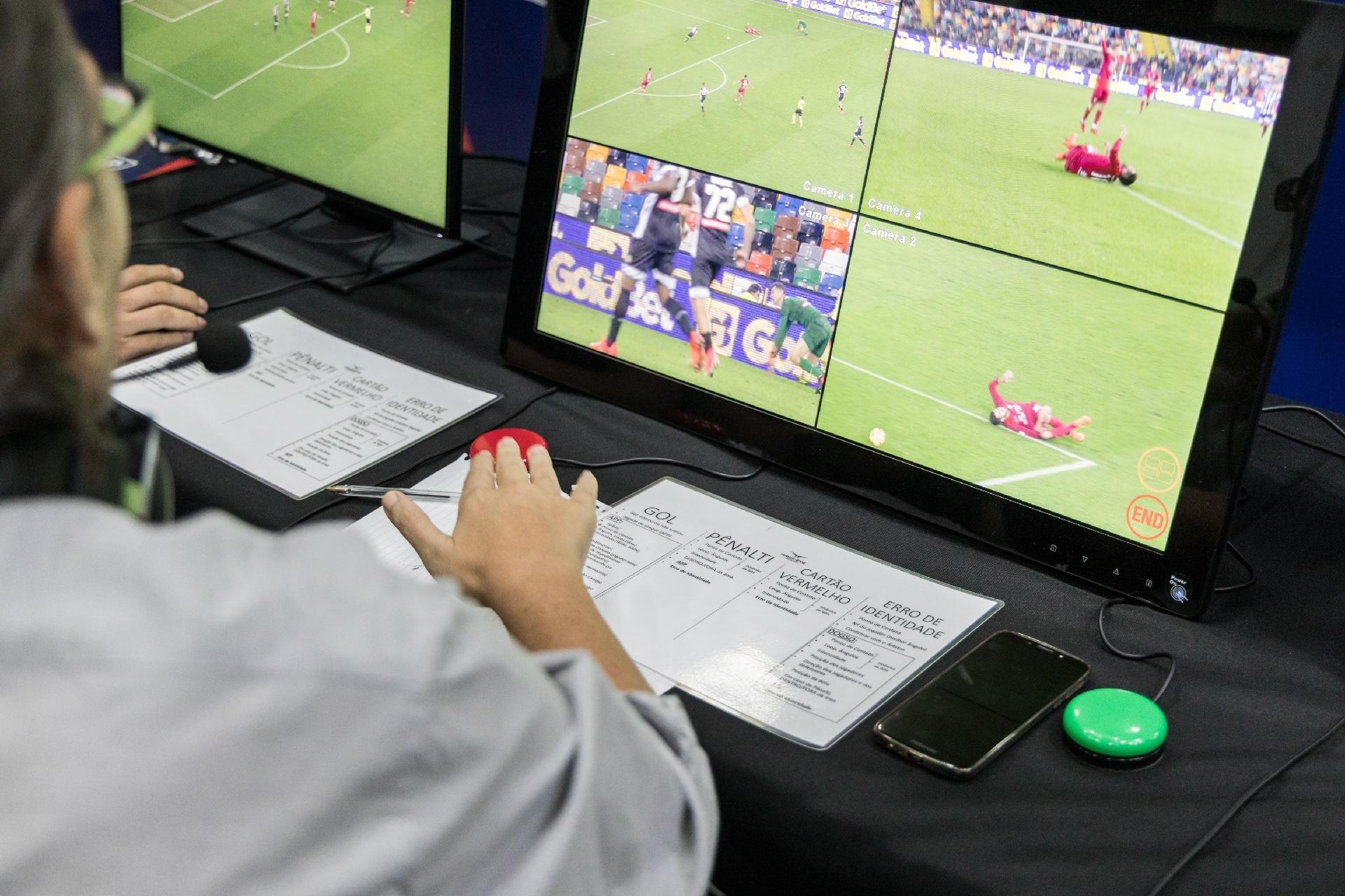 Testando o VAR: entenda as armadilhas que rondam o árbitro de vídeo ...