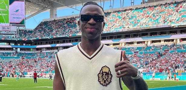 Vini prestigia jogo de time da NFL e é exaltado: 'Melhor do mundo'