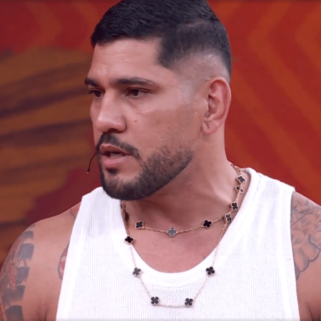 Alex Poatan se emociona ao relembrar vício em bebida: 'Esporte salva'